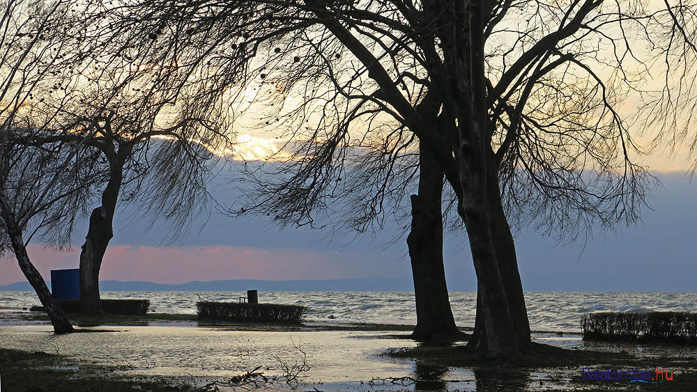 Balatoni-alkonyat-aranypart-Balaton-kiontes-vizszint-balatontipp ...