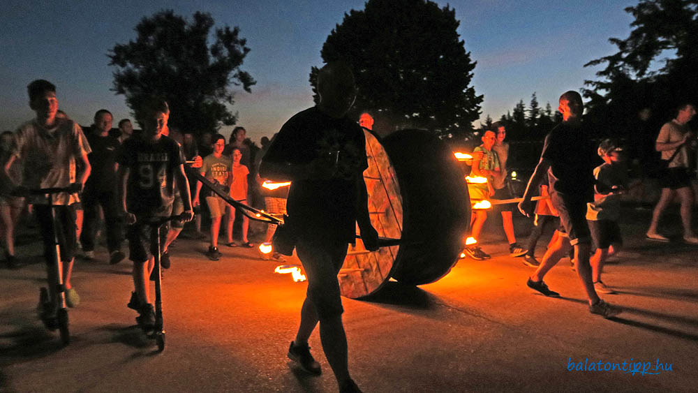 Balatonakali – Ősi szertartással köszöntötték a nyári napfordulót ...