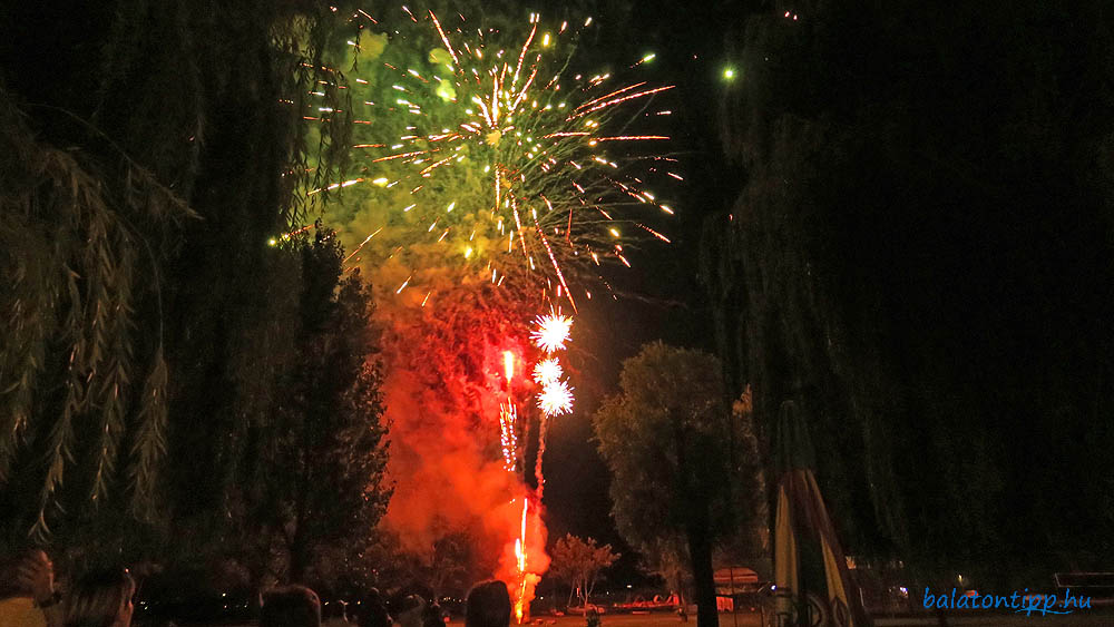 Balatonudvari – Rendkívül látványos tűzijátékkal köszöntötték az ...
