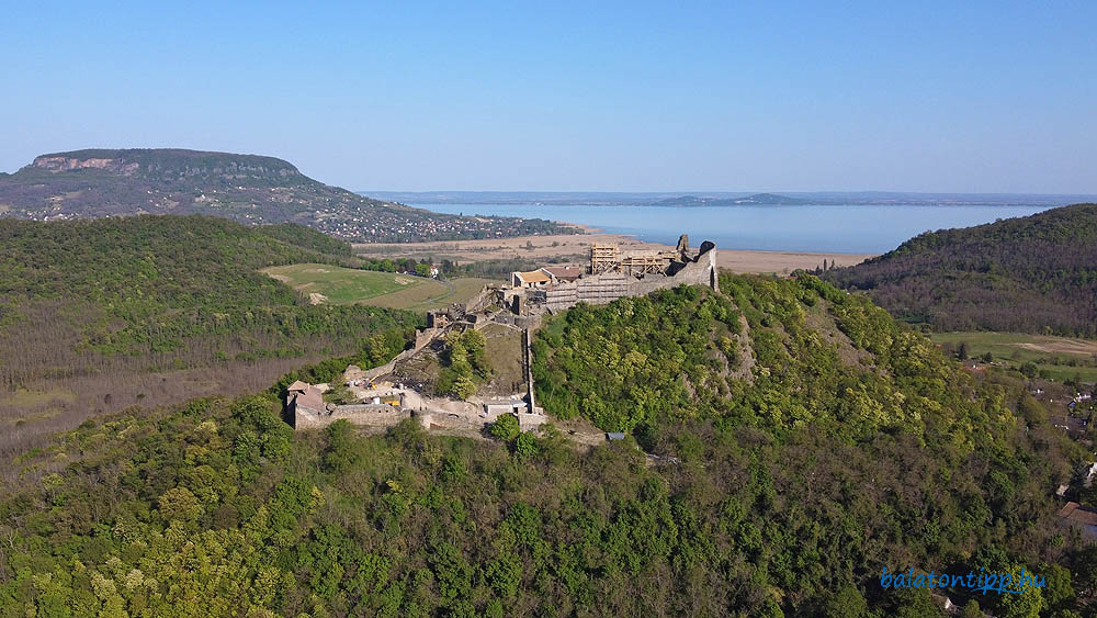 Szigliget – Téliesített strandi mosdók, megnövelt pázsit, új járda ...