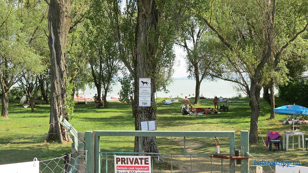 Balatonakali – Levendulás átjáró – Közterületen működő strand ...